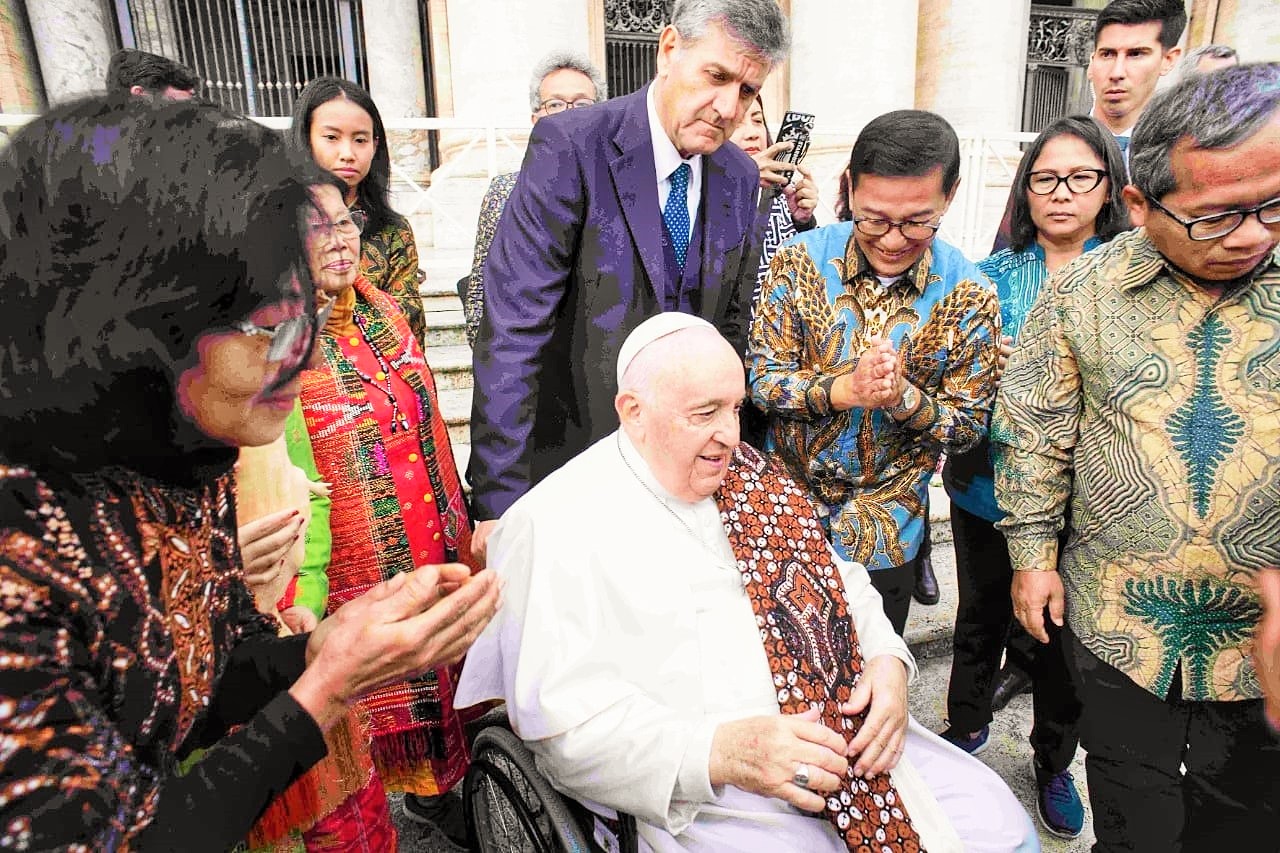 Batik Ceplok Mangkara Diterima Paus Fransiskus, GKBRAy Paku Alam X ...