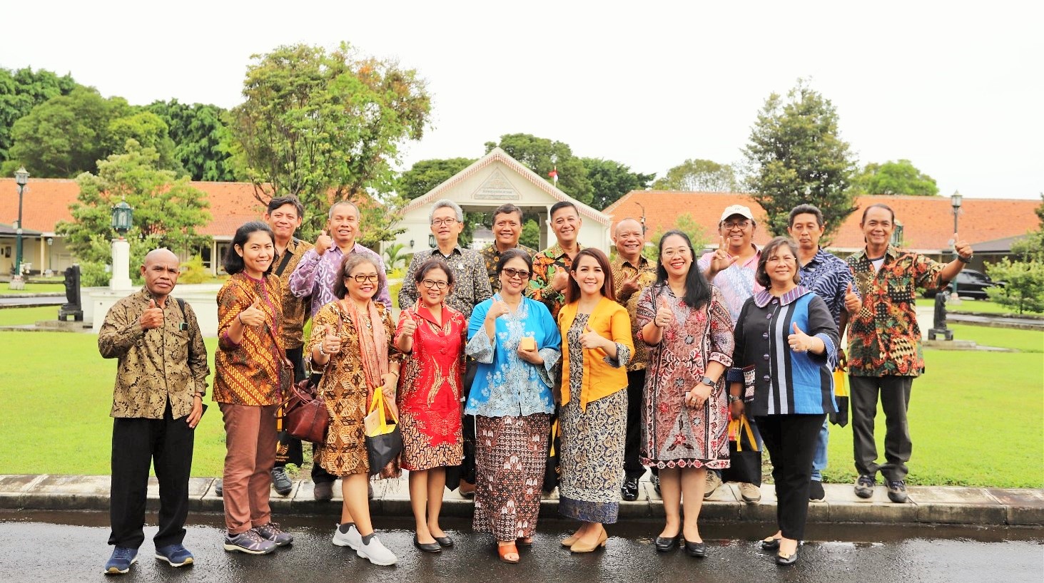 Batik Ceplok Mangkara Diterima Paus Fransiskus, GKBRAy Paku Alam X ...