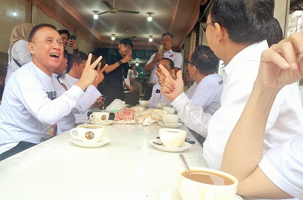 Iwan Bule Sambangi Kedai Kopi Legendaris Kok Tong di Siantar ... Iwan Bule Sambangi Kedai Kopi Legendaris Kok Tong di Siantar ...