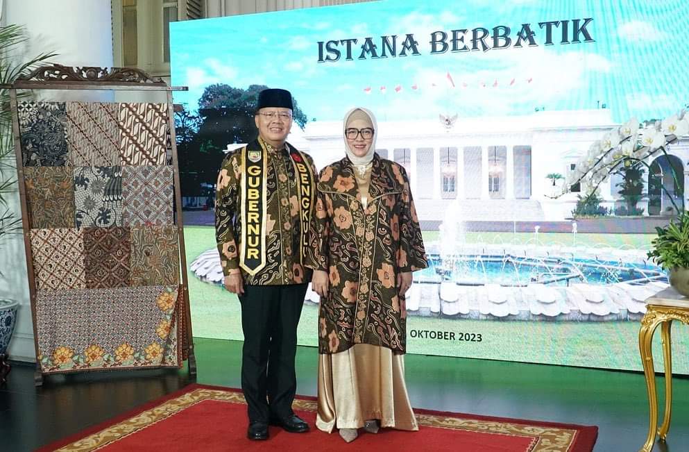 Istana Berbatik,Rohidin dan Derta Kenakan Kain Besurek Khas Bengkulu ...