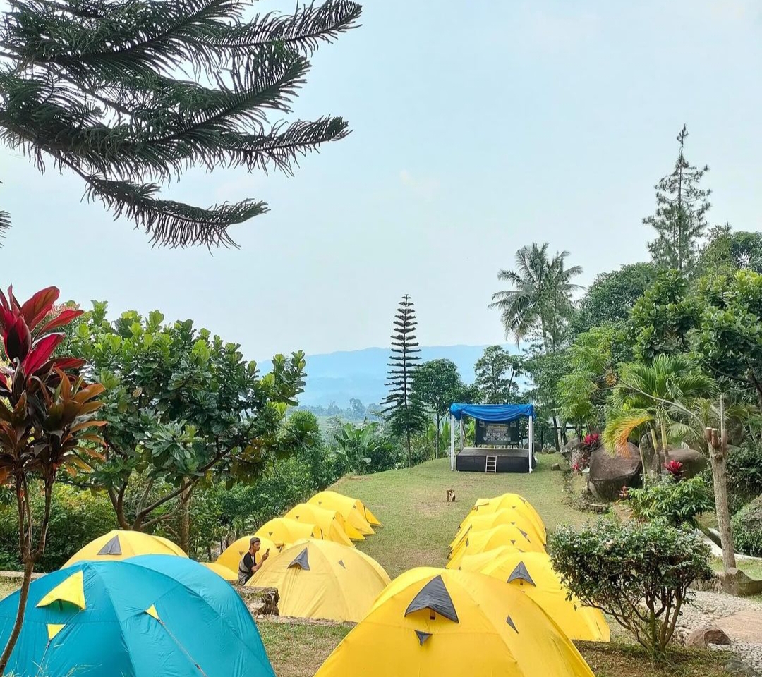 Wisata Paling Terpopuler di Purwakarta, Taman Batu Sediakan Camping ...