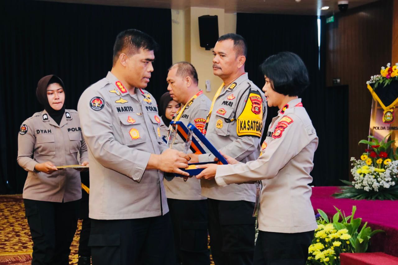 Rakernis Bidang Humas Polda Sumsel, Kombes Sunarto Berikan Tropi ...