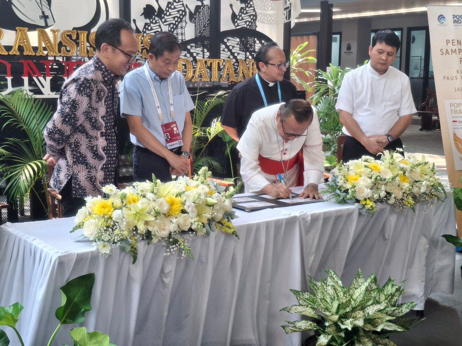 Kominfo, PT Pos Indonesia, dan KWI Launching Perangko Khusus Kunjungan ...