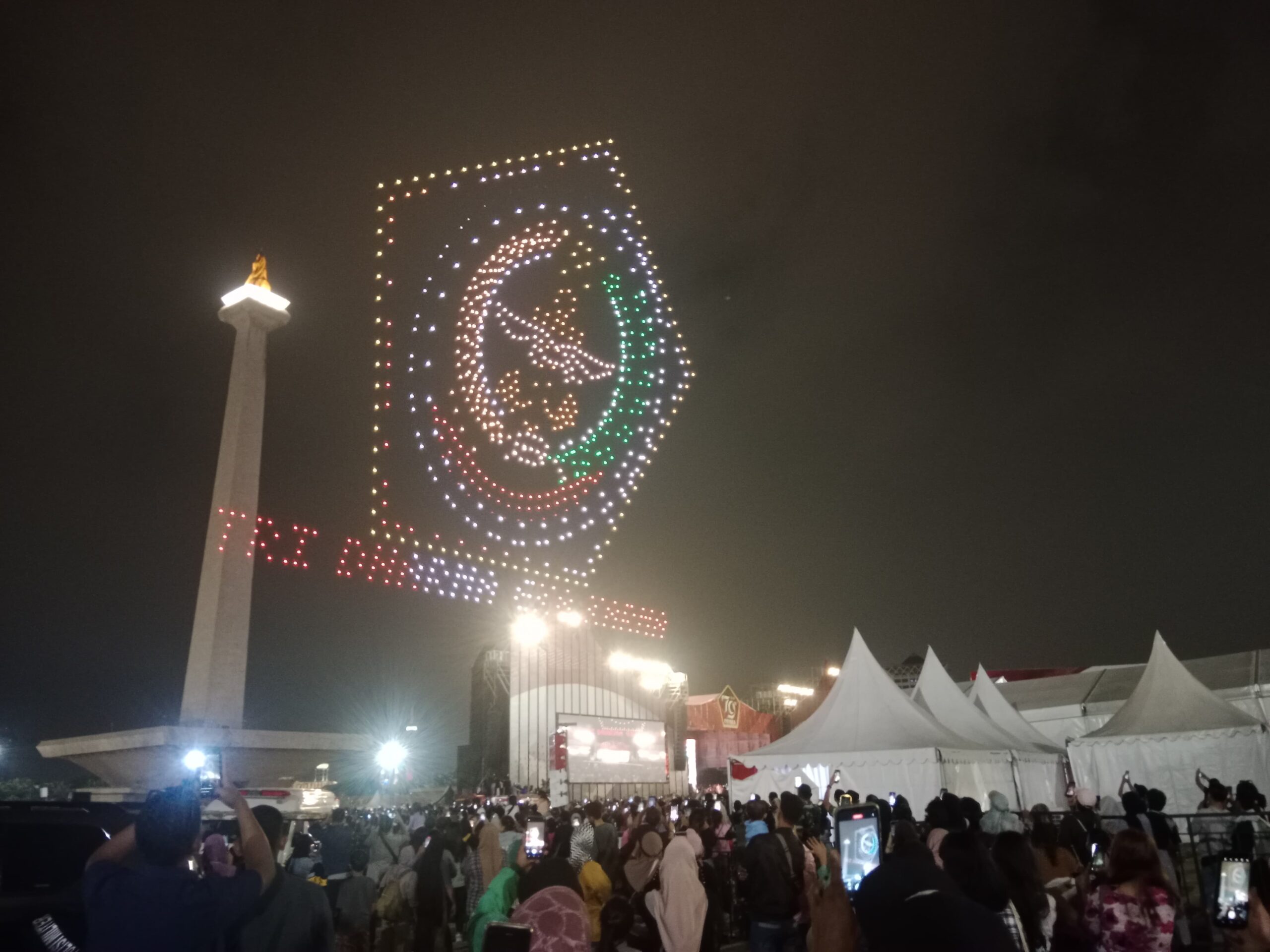 Monas Bak Lautan Manusia, Antusias Sambut Malam Perayaan Puncak HUT ke-79 TNI | KabarDaerah.com