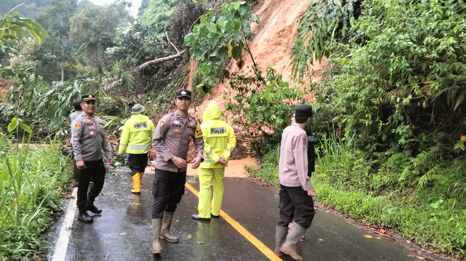Bencana tanah longsor yang menutup akses jalan Pagar Alam–Tanjung Sakti ...